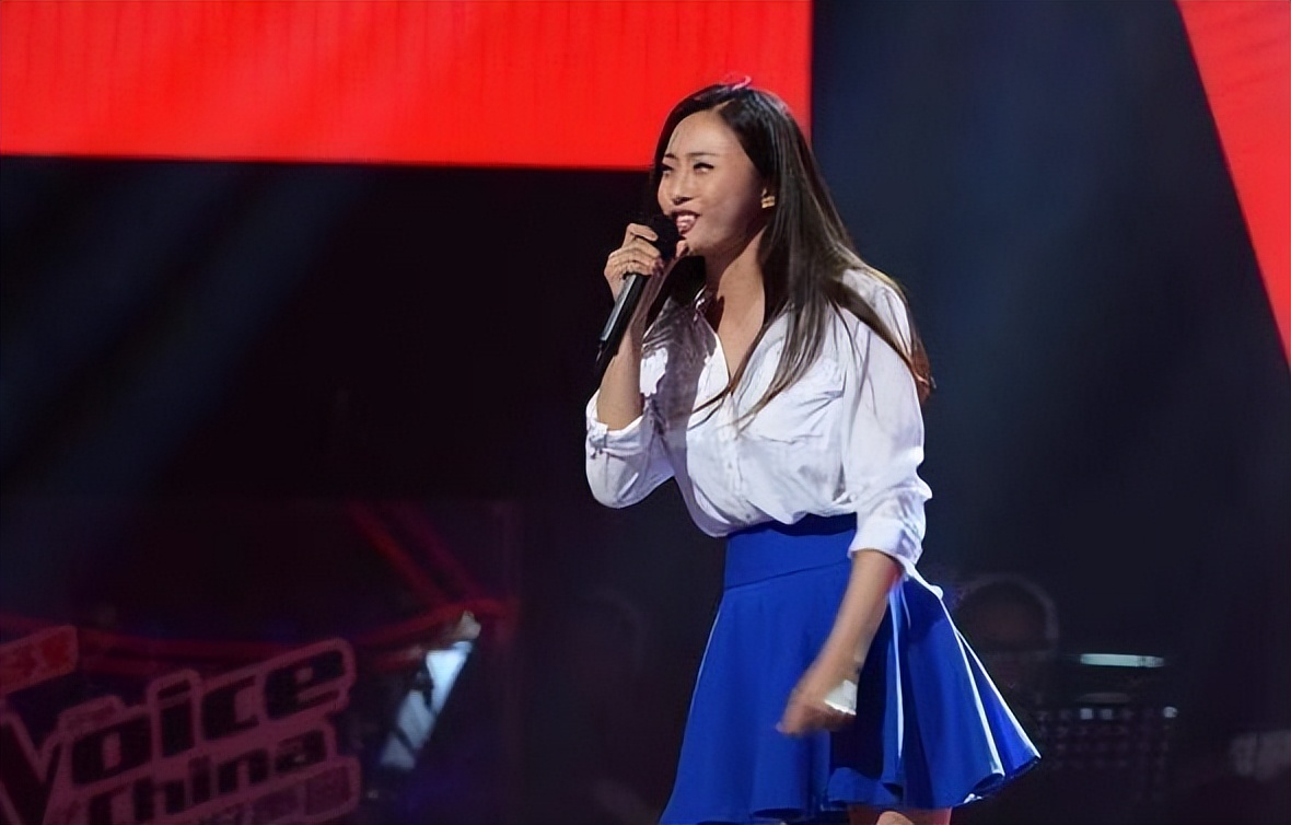 She participated in the Good Voice with her husband behind her back ...