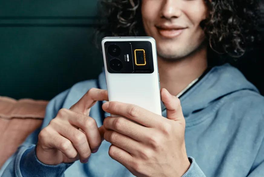 Realme makes a strong attack and rolls in to the end. Realme GT Neo5 ...