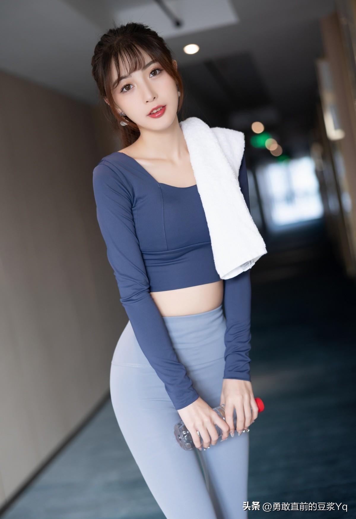 Lin Xinglan's sports photo of the goddess, blue top and dark sports ...