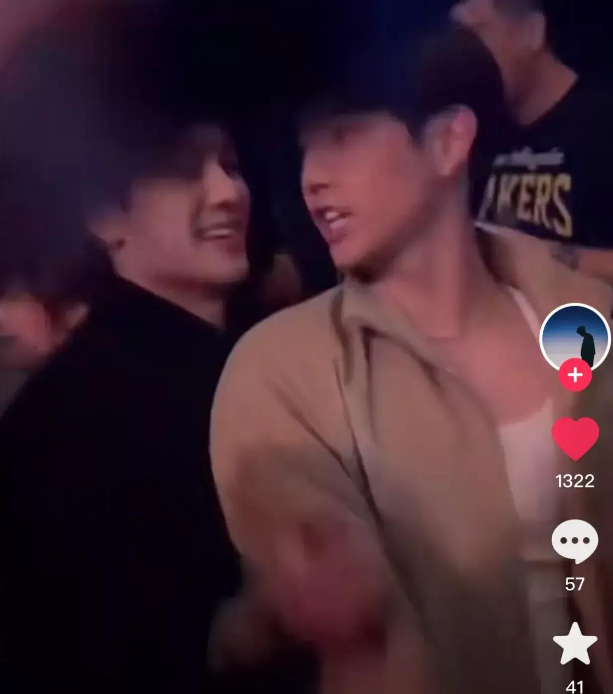 At Wang Jiaer's concert, a male fan came to the stage to propose to him. This scene challenged ...