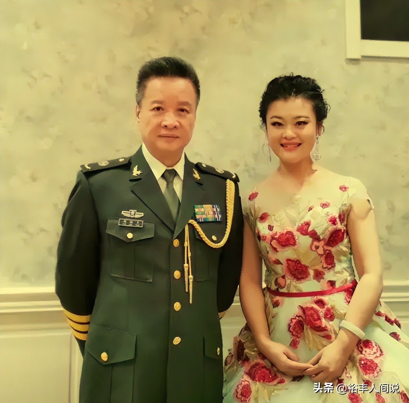 Yan Weiwen Celebrates the 50th Anniversary of Love!Sweet embraces his ...