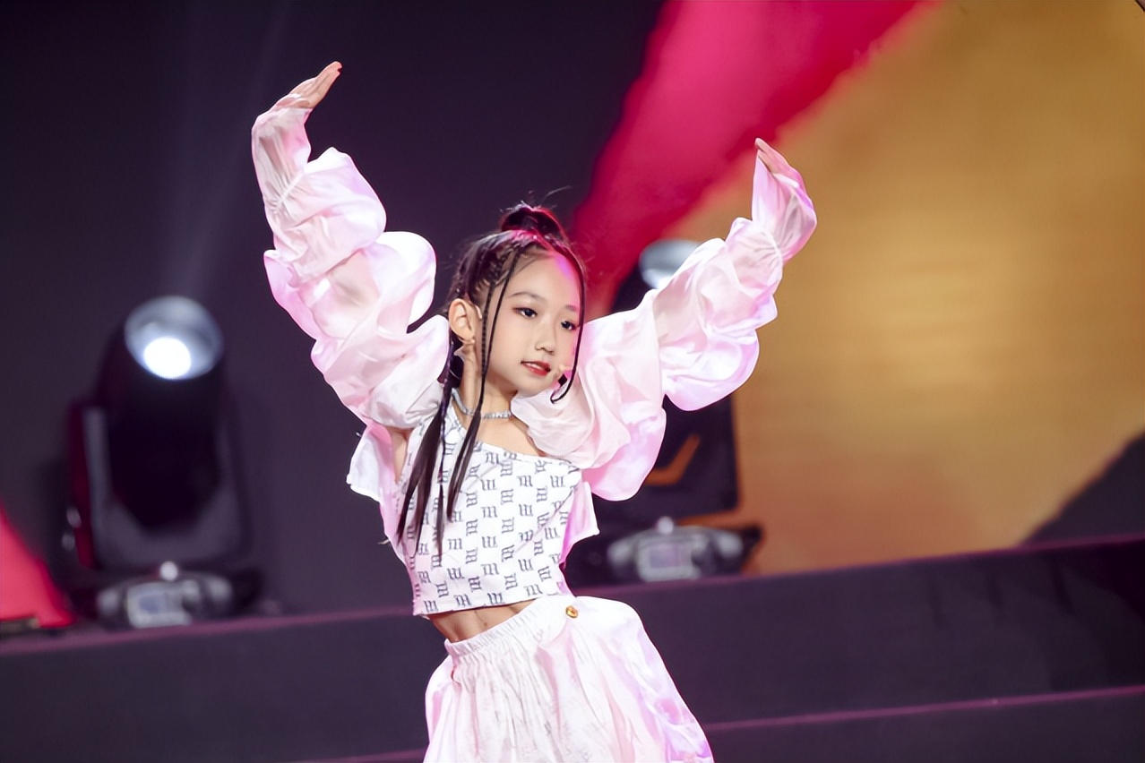 "Proud Boys" Meg-Star International Girls Group sang and danced "Come ...