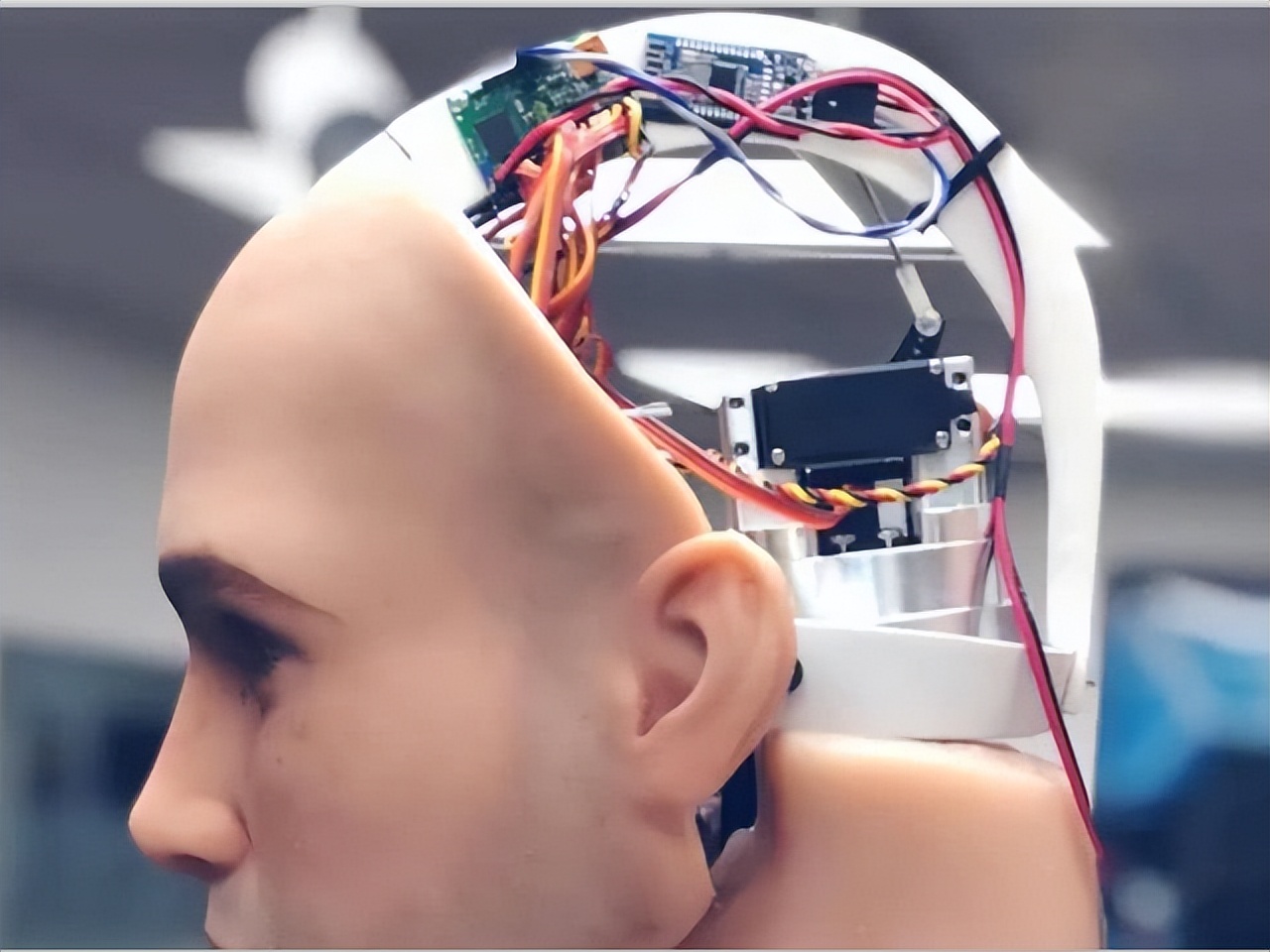 The male robot was born, and Japanese women applauded it. It is said to ...