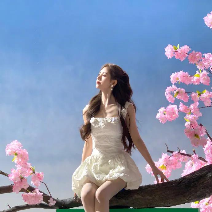 Ju Jingyi·Blossoms in Spring - iMedia