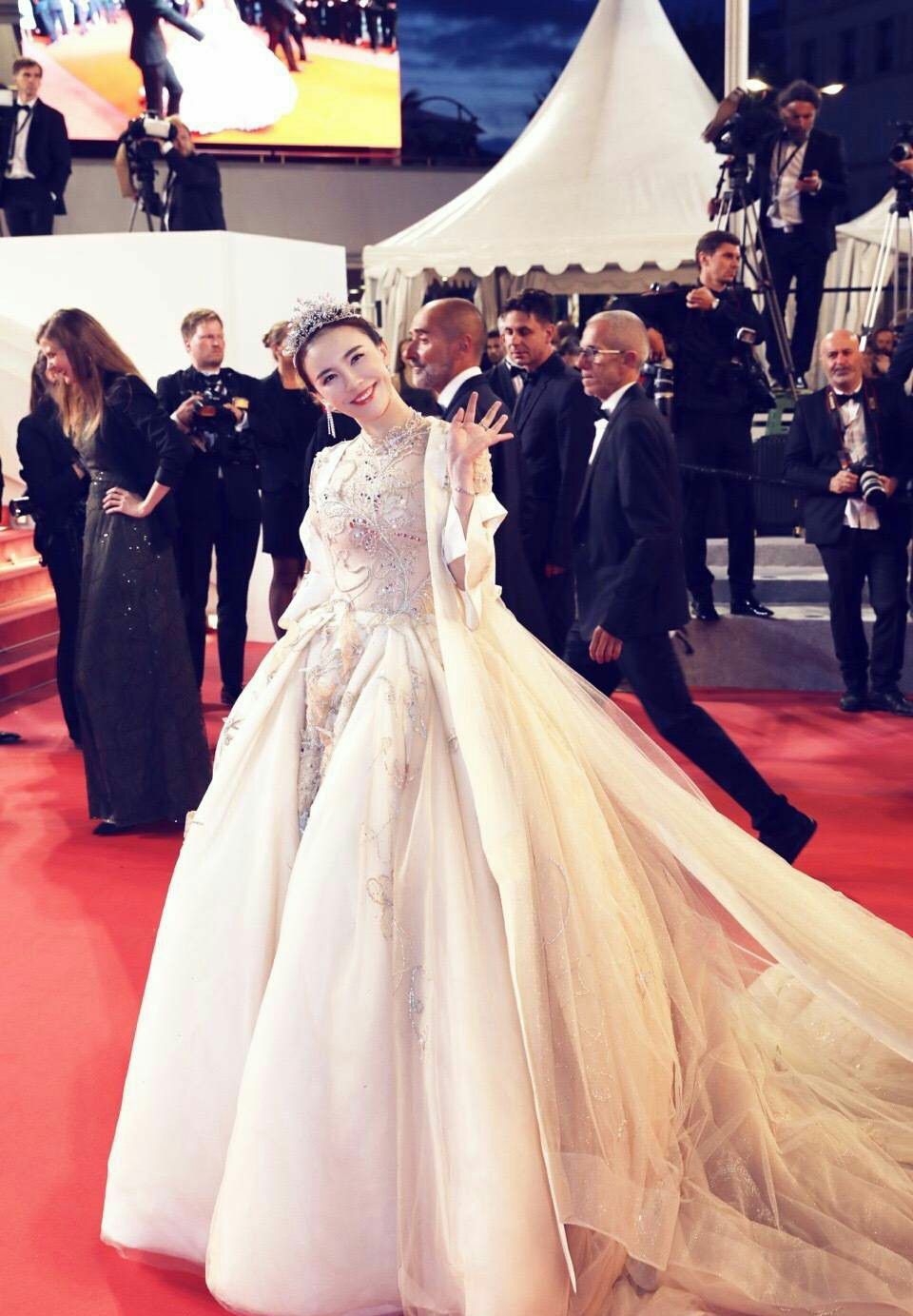 Jiarong Lv claims to spend 100,000 to walk the red carpet, but beauty ...
