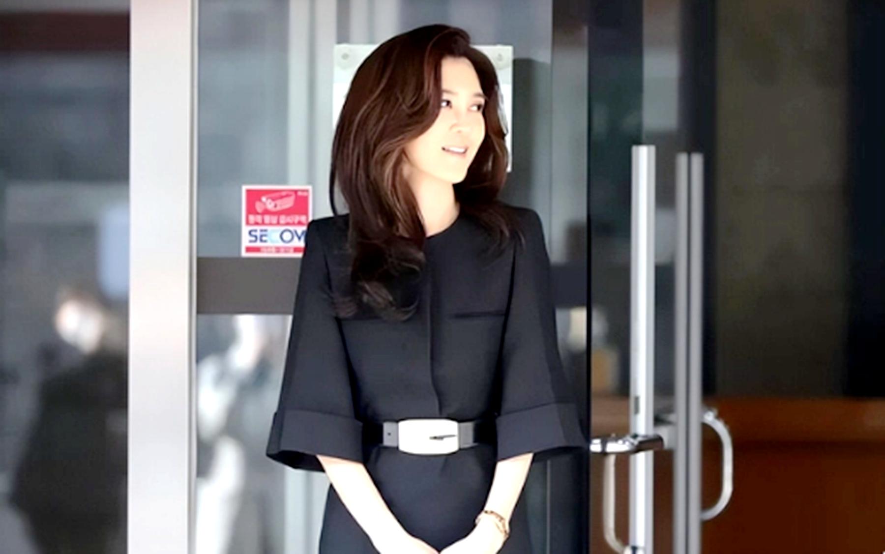 The eldest princess of Samsung goes shopping in a department store. She ...