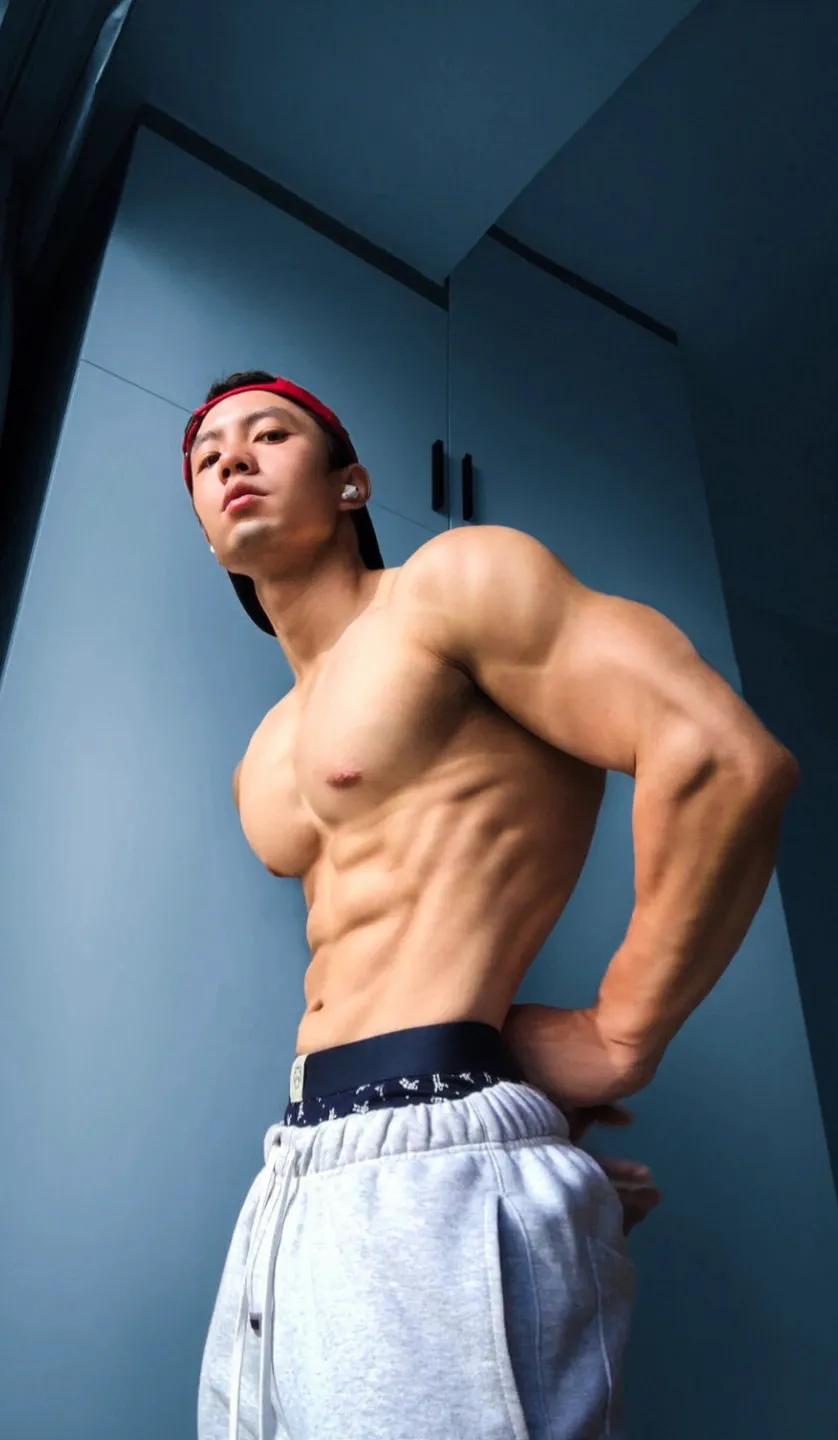 Muscular super dad, full of muscular masculinity - iMedia