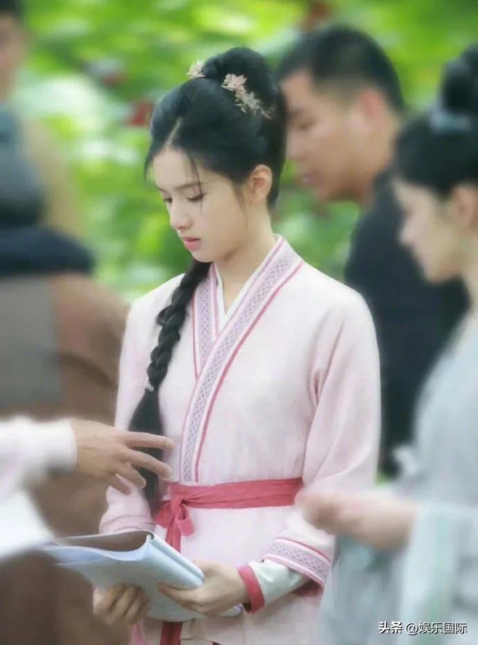 Zhang Jingyis Pastoral Style Ancient Costume Is Simple And Natural