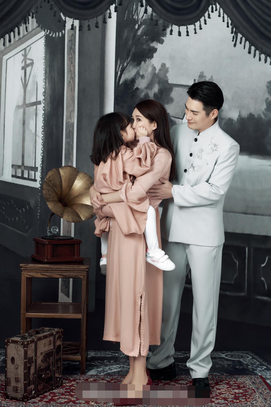 Yan Yikuan and his wife took a family photo, Du Ruoxi kissed his 3-year ...