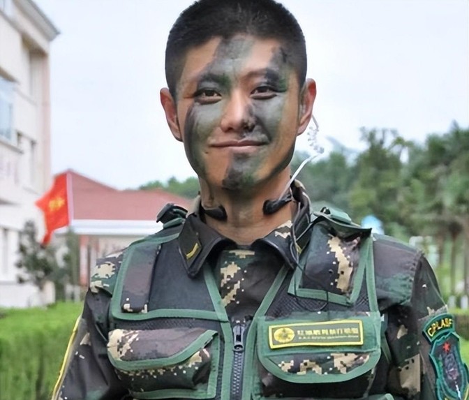 Li Erniu's plastic surgery caused controversy! Tough guy turned into a ...