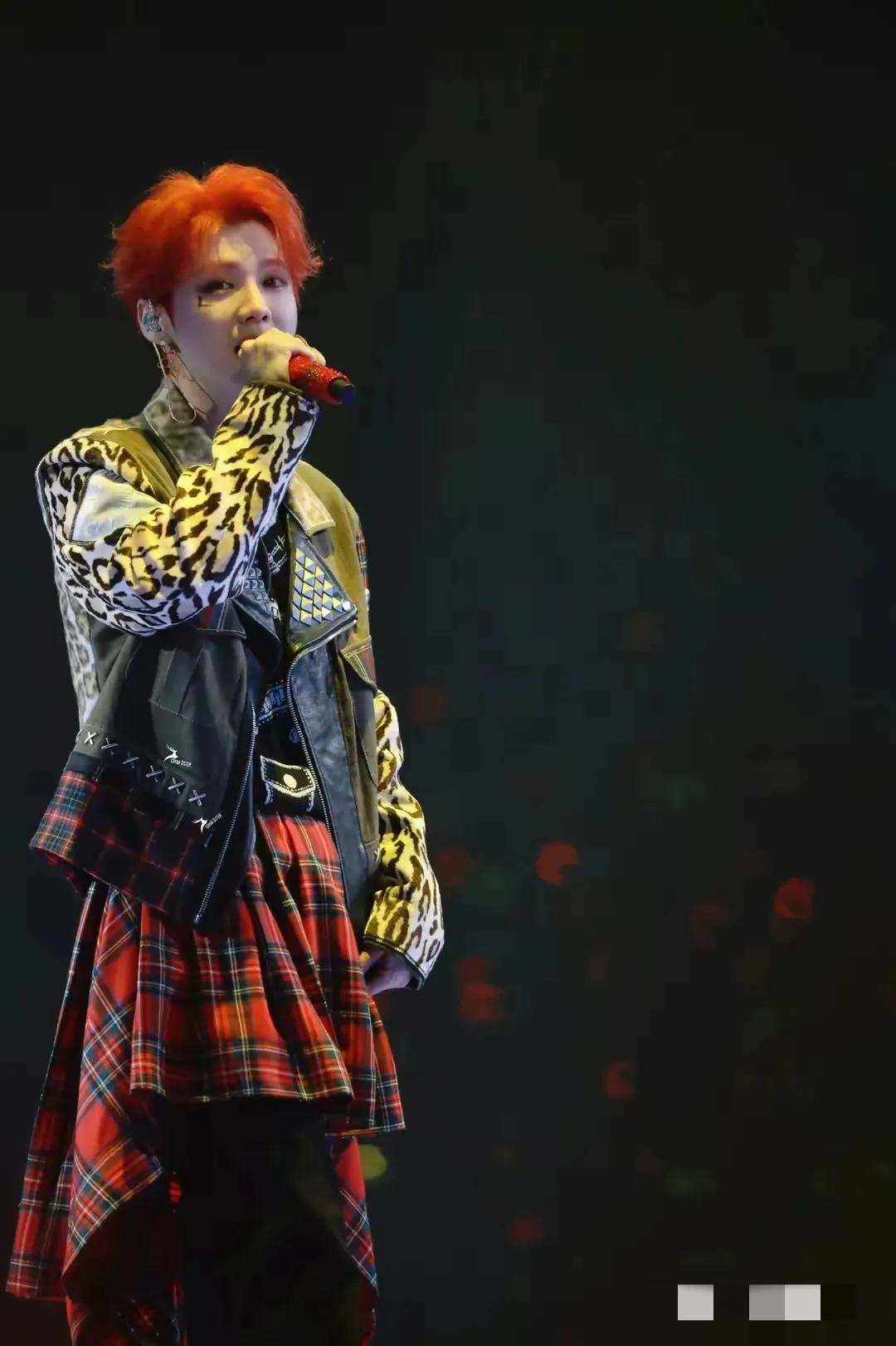 Lu Han's stunning Shanghai concert! The cool and handsome red-haired ...