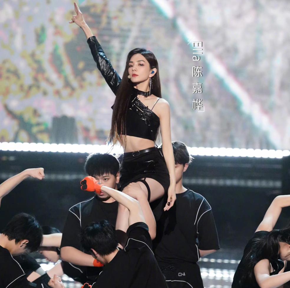 Ella won the championship in "Sisters Who Make Waves 2023", and Xie Na became the founder of ...