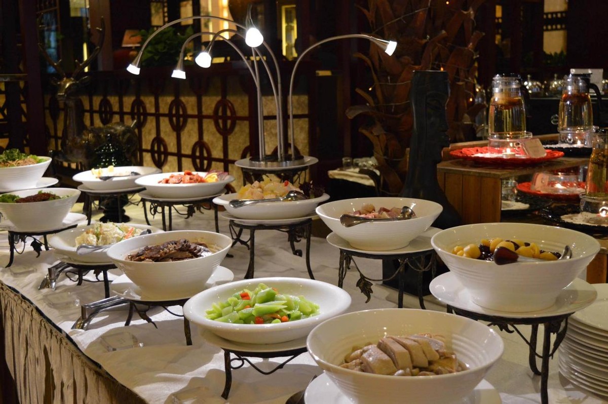 Why is a buffet full of food?Waiter: It's all "routines", it's not too ...