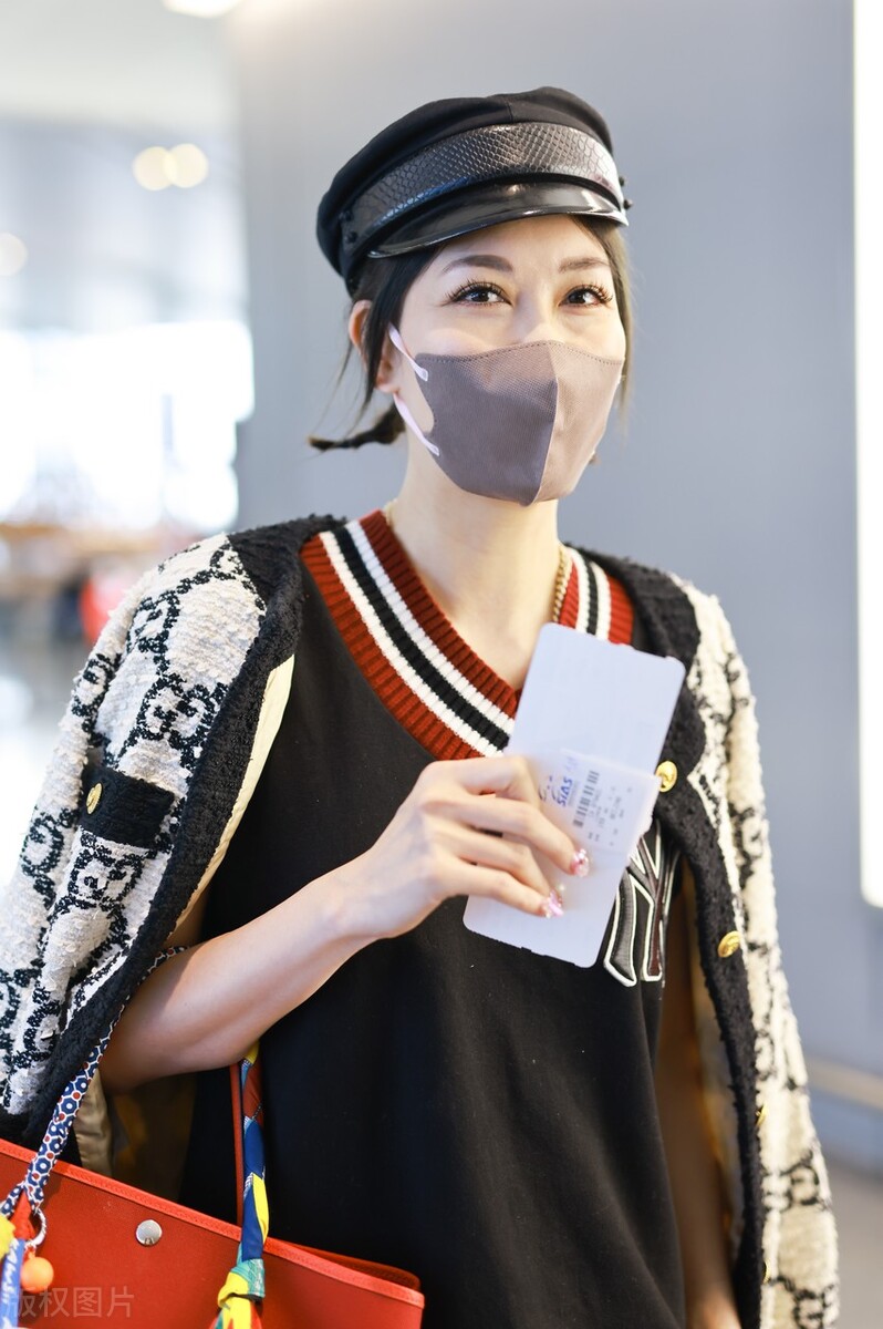 Li Caihua appeared in a red envelope in a green dress at Shanghai ...