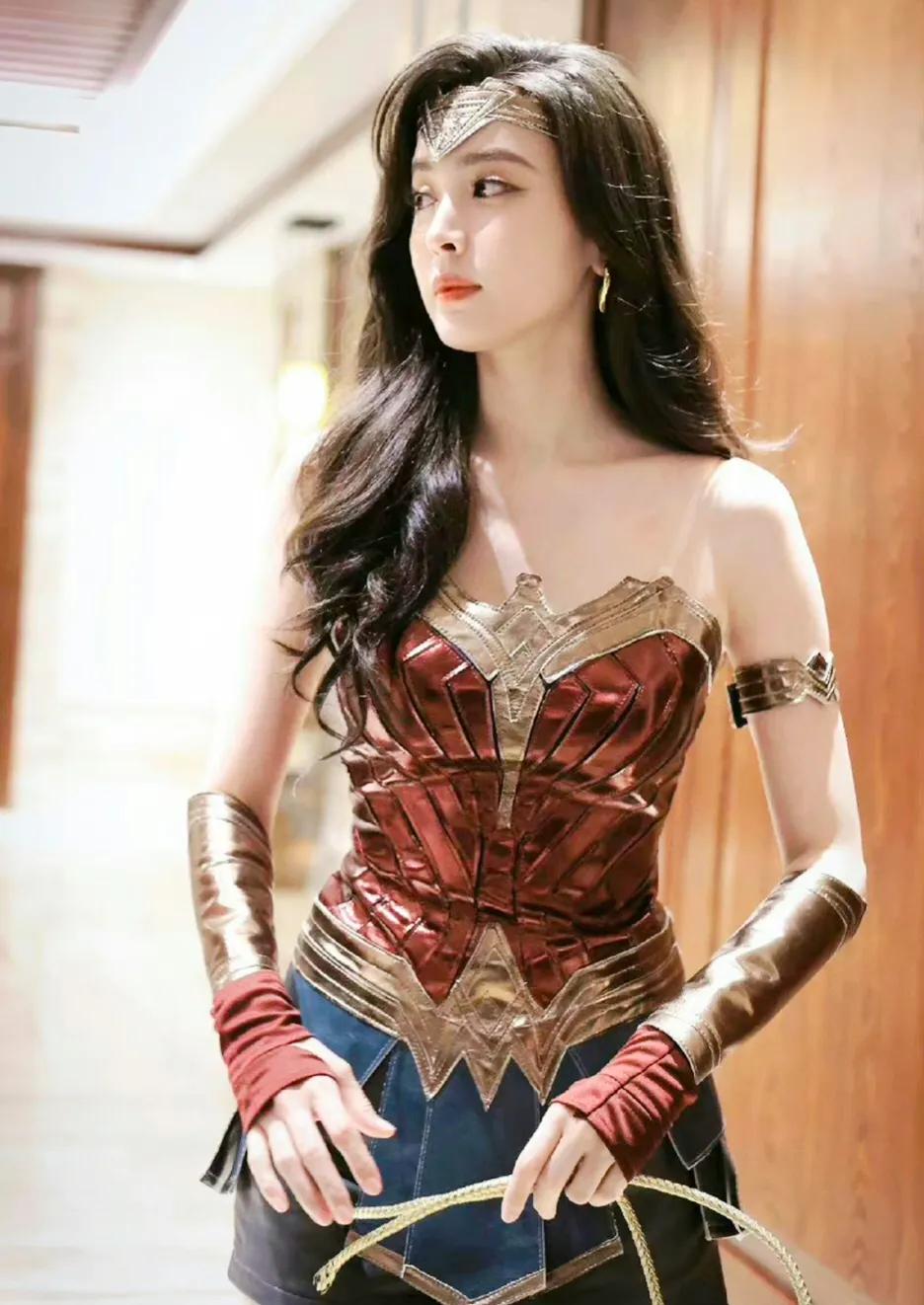 Nazha cosplays as Wonder Woman, stunning and perfect look! - iMedia
