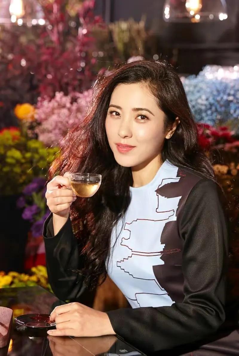 4 celebrities who are obviously beautiful but not on camera, Michelle ...