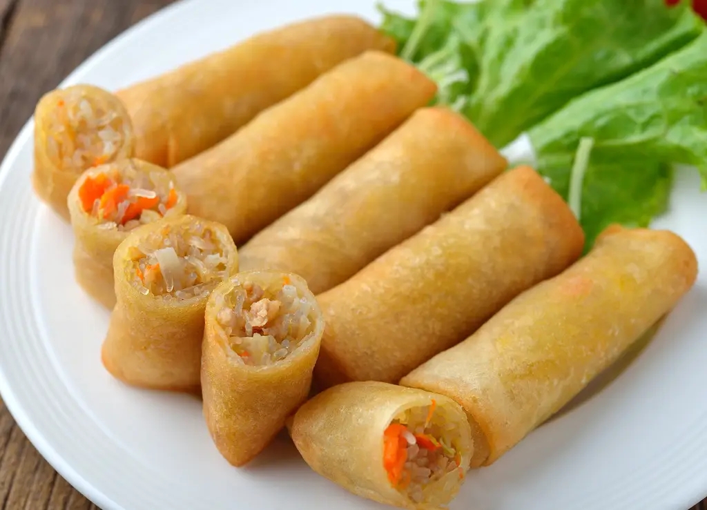 Golden spring rolls, crispy on the outside and tender on the inside ...