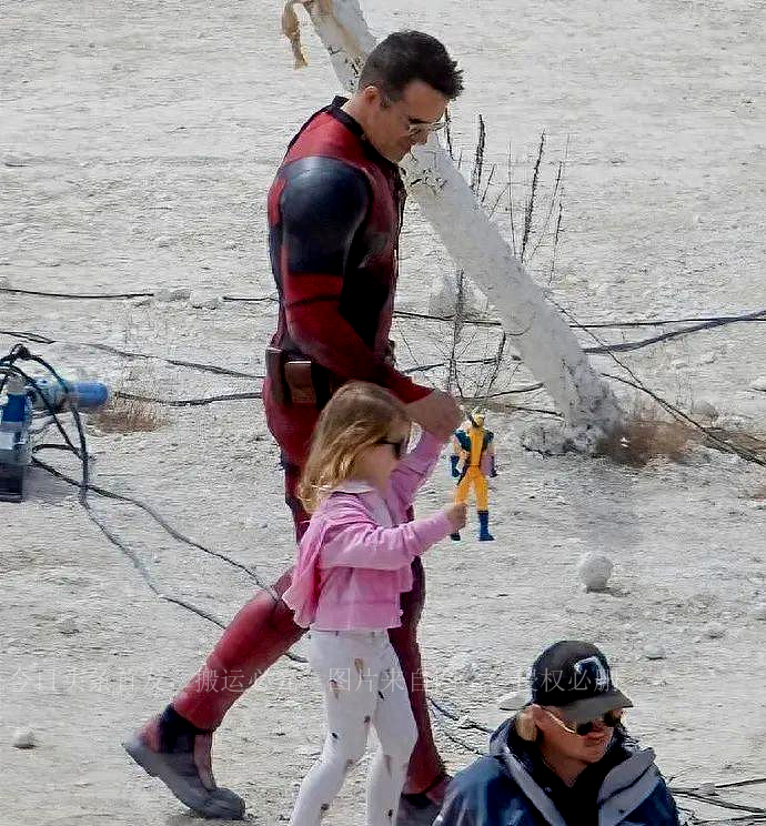 "Deadpool 3" Deadpool was defeated by Wolverine and knelt down to beg ...