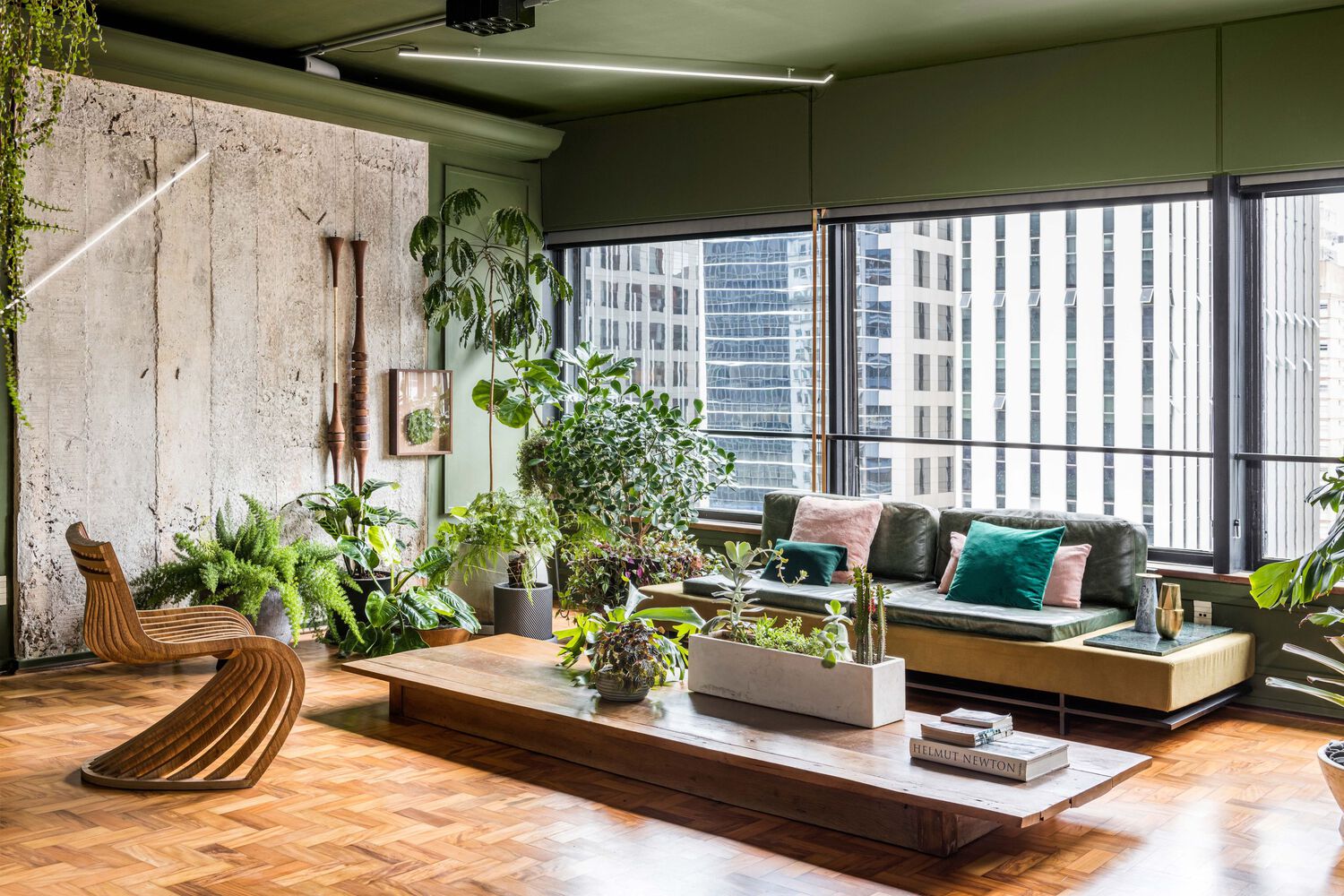 Boho apartment design full of art and nature - iNEWS