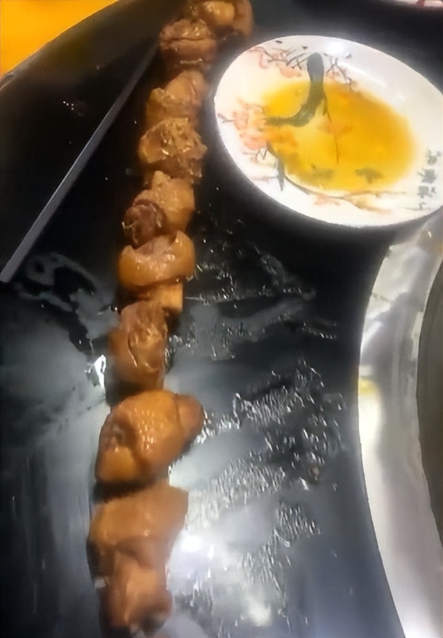 The ground pot chicken has a ridiculously long neck. The customer ...