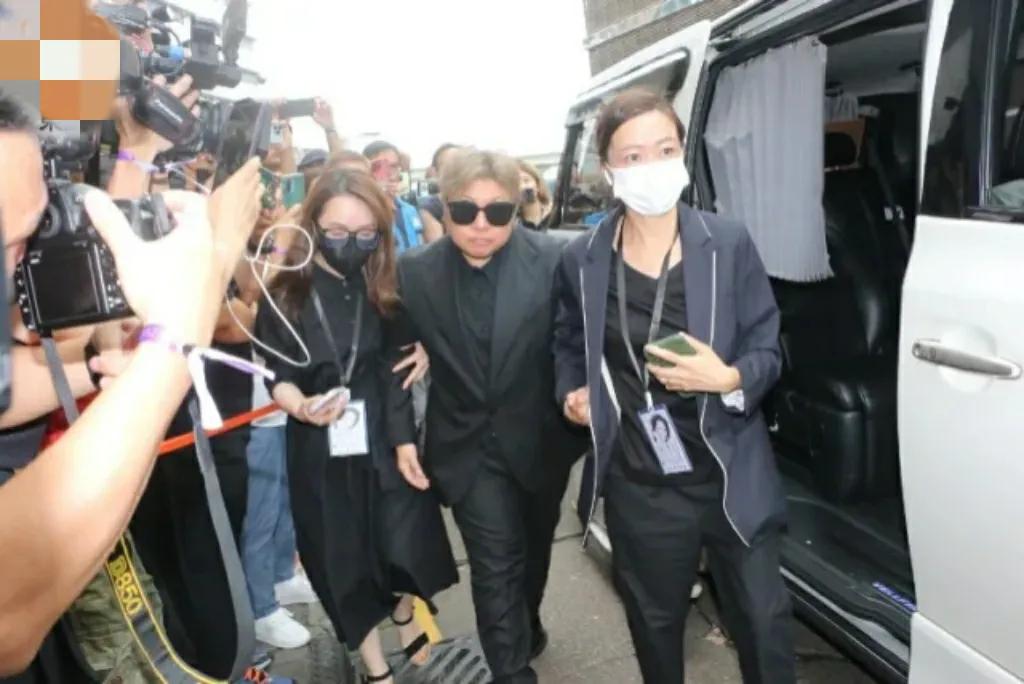 Goodbye Coco Lee, Bruce appeared in the mourning hall to bid farewell ...