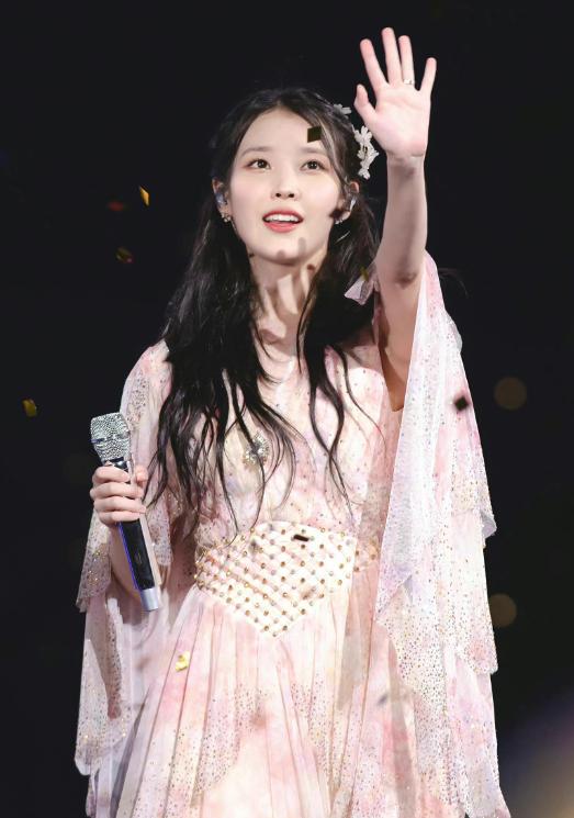 Han Xing IU has had ear problems for a year. She complained with tears ...