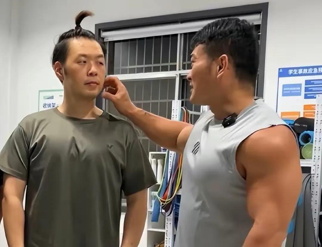 Du Haitao looks so skinny recently?Taking pictures with female fans ...