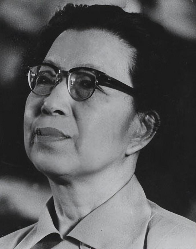 In 1971, Jiang Qing took pictures of Lin Biao. In order to cooperate ...