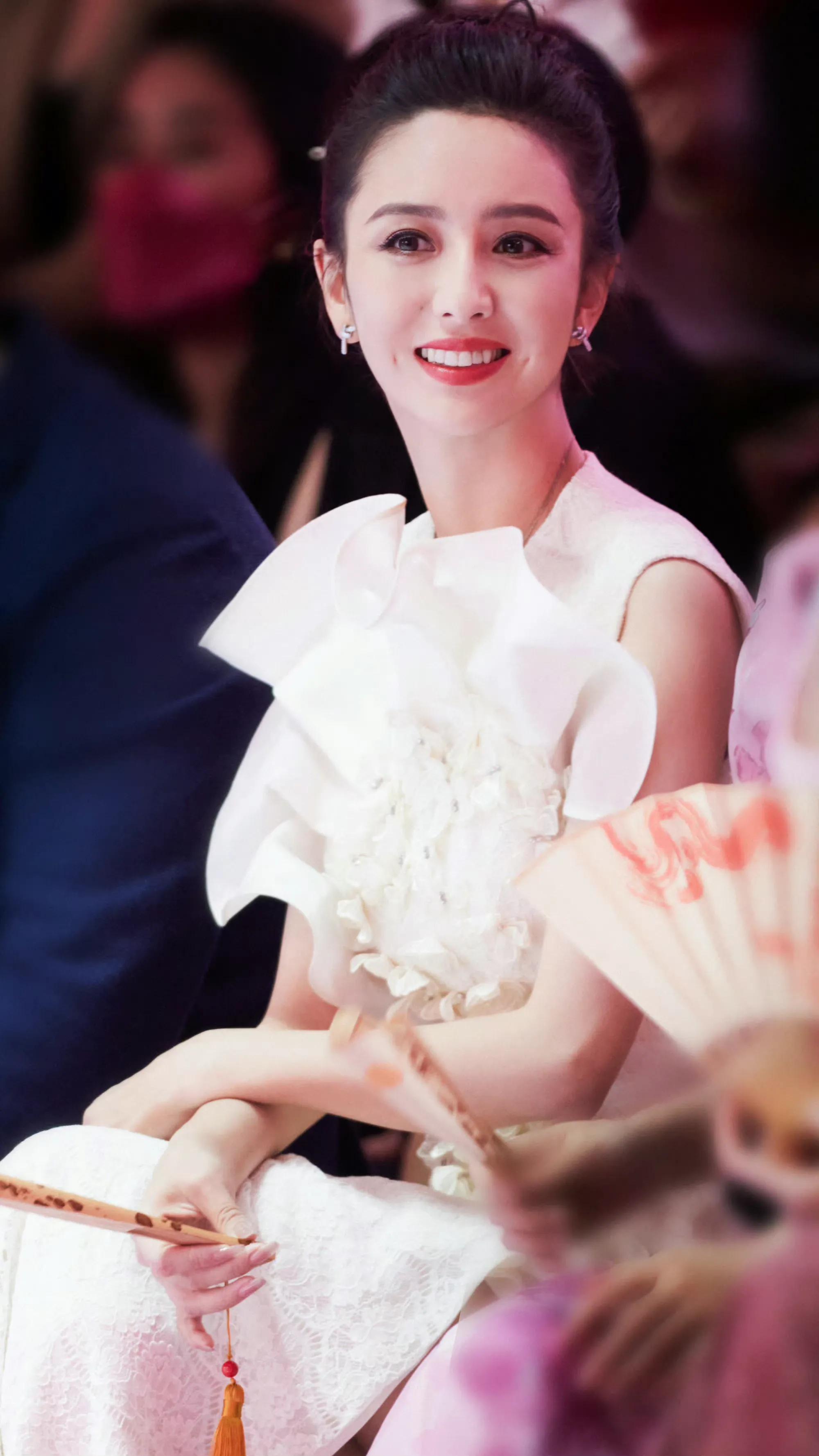 Beautiful picture of Tong Liya - iNEWS