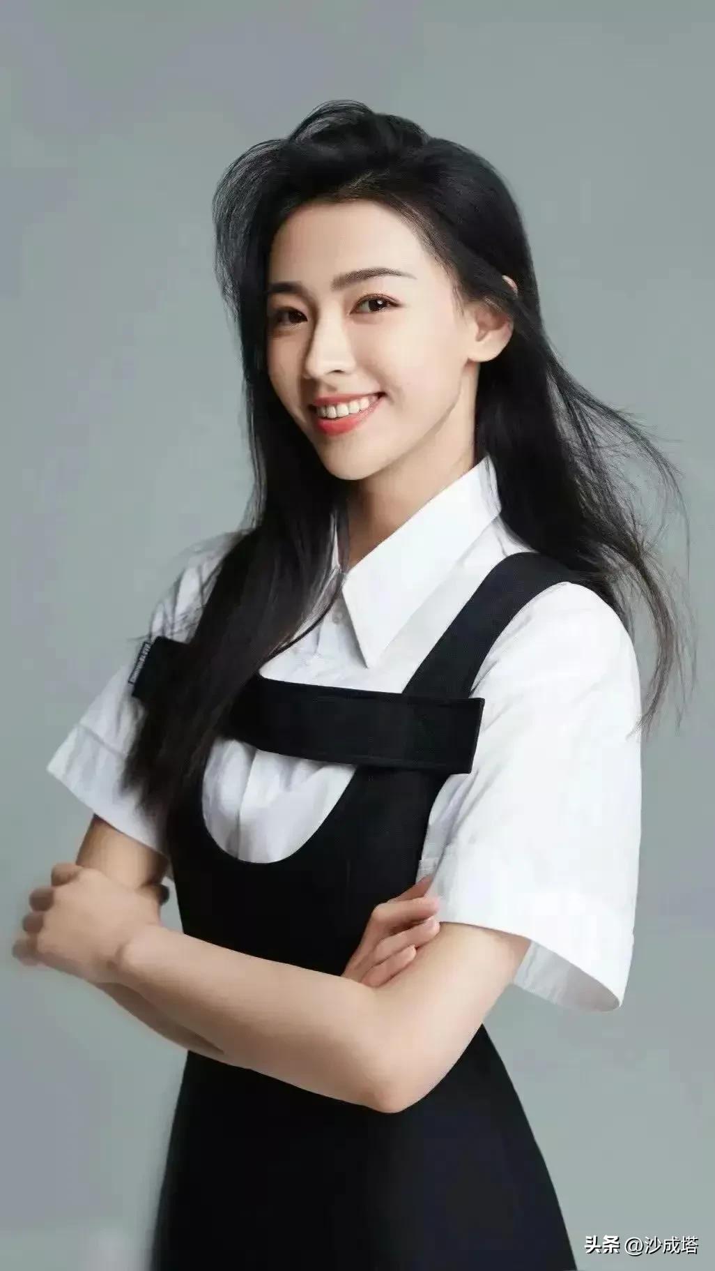 Sexy and charming Ding Xiaoying - iNEWS