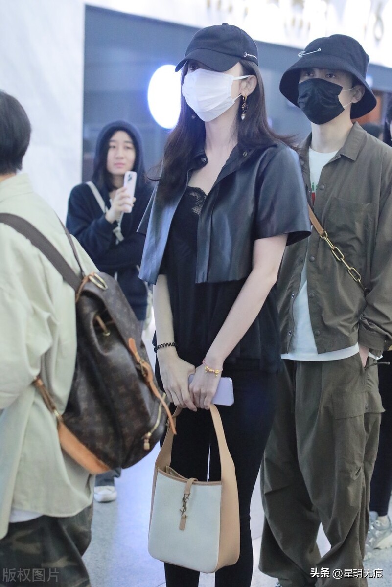 Guli Nazha appeared at Changsha Airport, all black in a low-key and ...