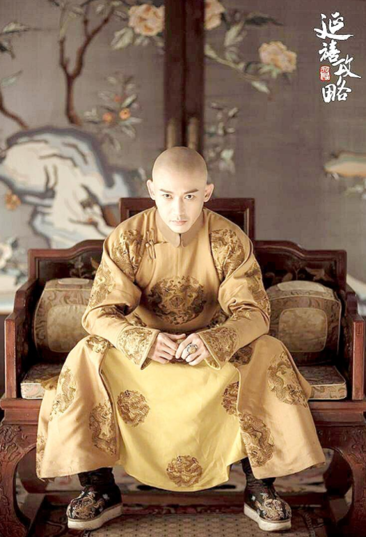 Playing Qianlong became popular, married a 9-year-old fan, a happy ...