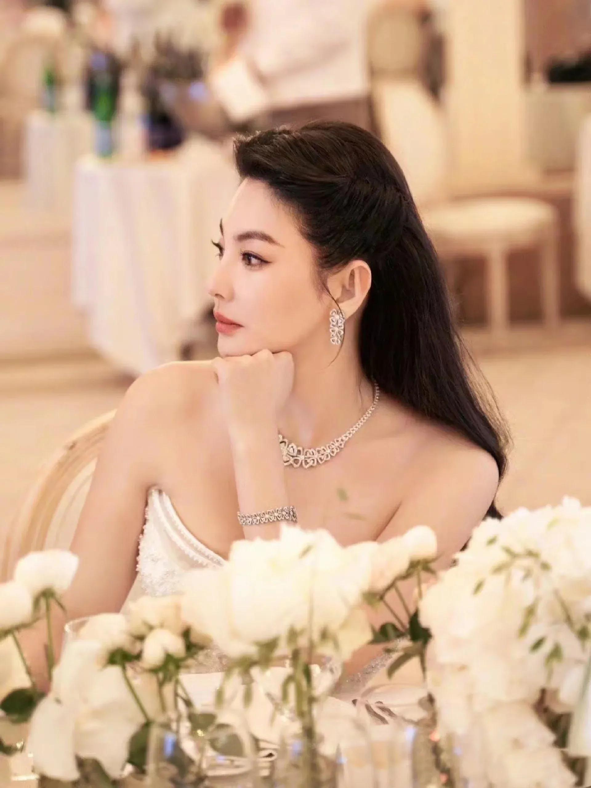 Zhang Yuqi, the cool queen with full aura, wearing a tube top evening ...
