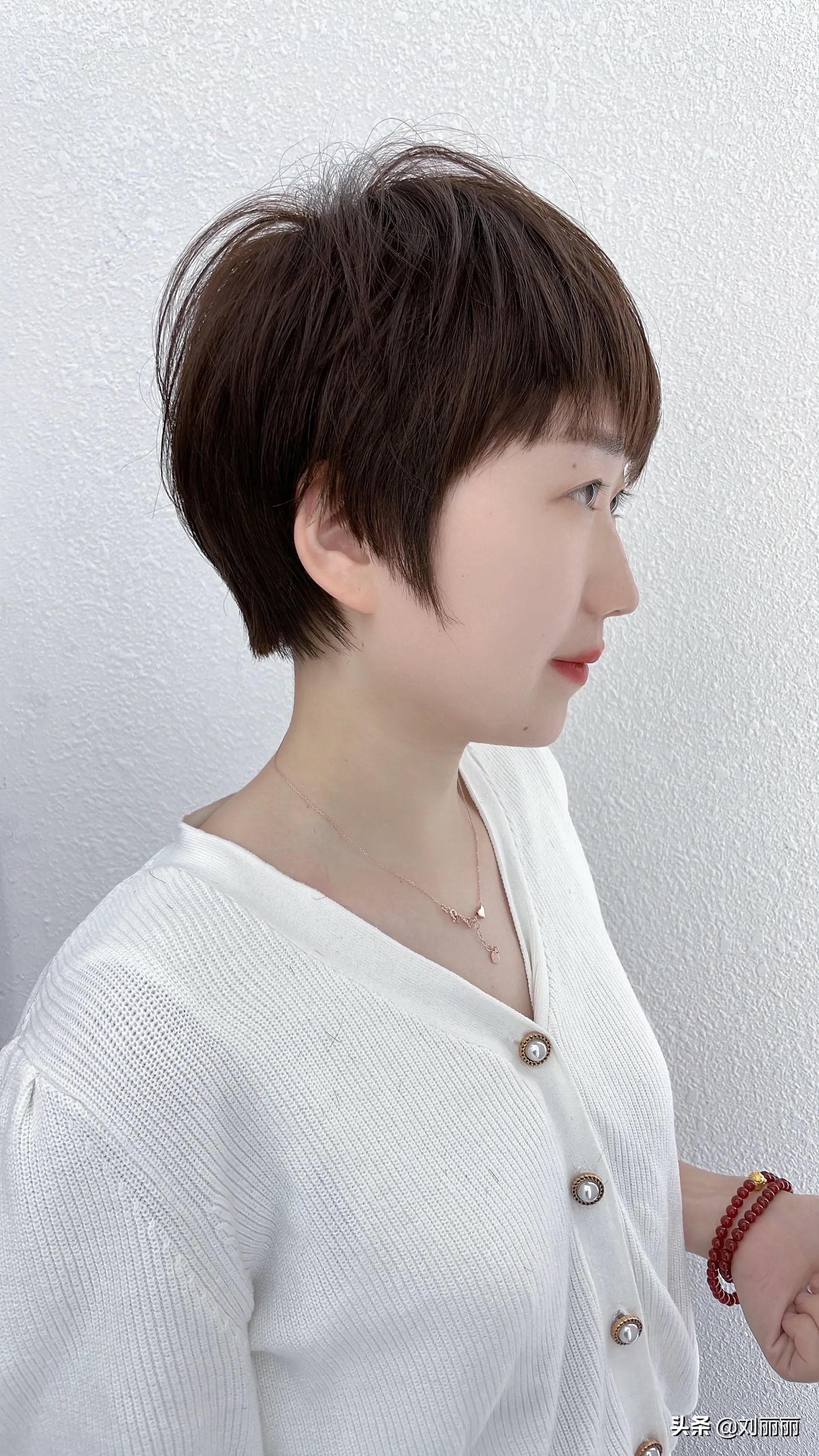This is the hottest hairstyle at the moment. It has a neat personality ...