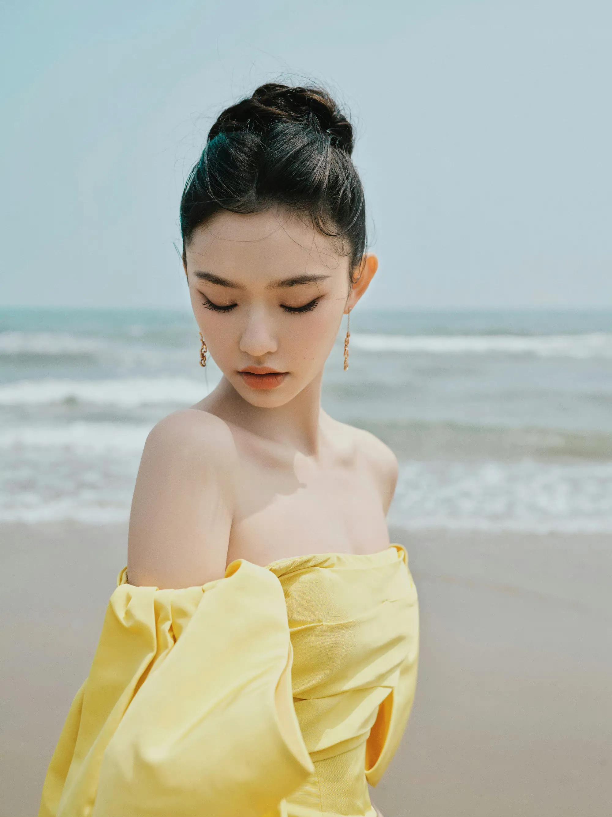 Lin Yun beach beauty shot, yellow tube top dress is romantic and sweet ...