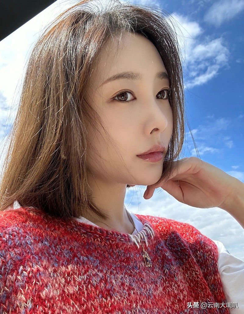 Actress Li Chun posted a holiday photo in Dali. There are many small ...