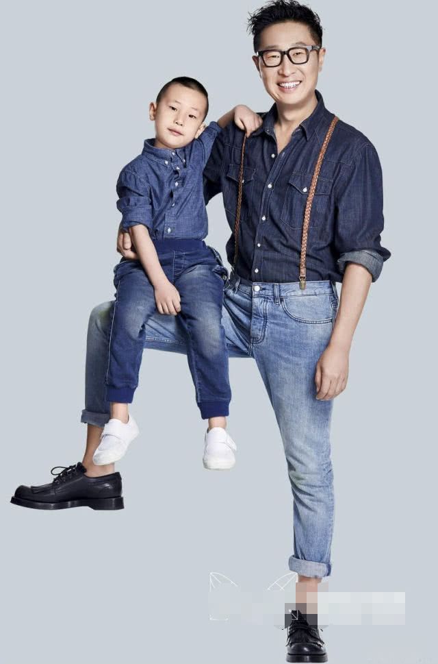 Lin Dajun is growing up well! A recent photo of him in a suit, well ...