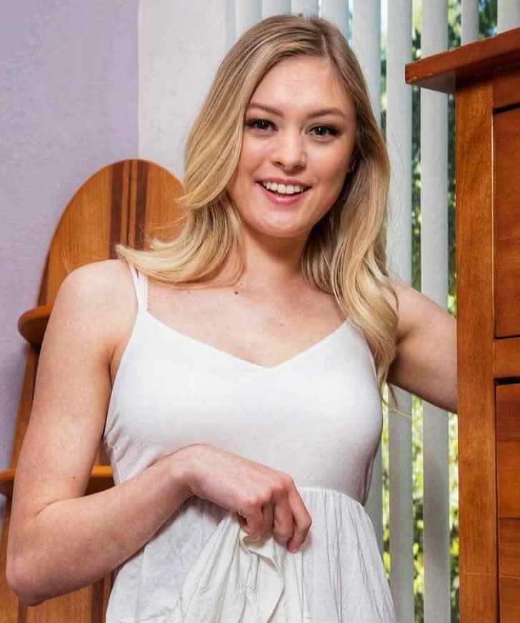 安布爾·摩爾 (Amber Moore) ，迷人的棕色眼睛和金髮 - 頭條匯