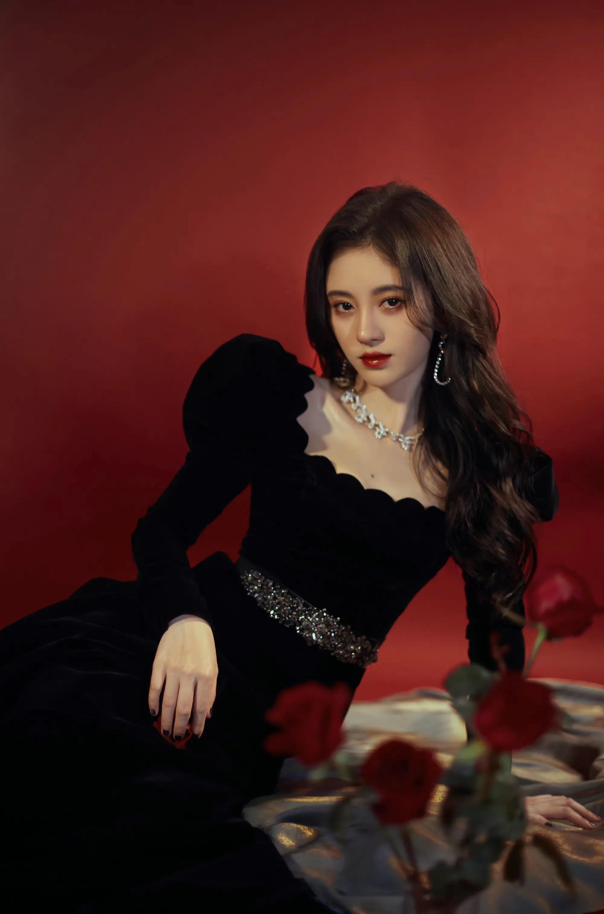 Ju Jingyi's latest status bumps into Lu Zhengyi's face. She is so ...