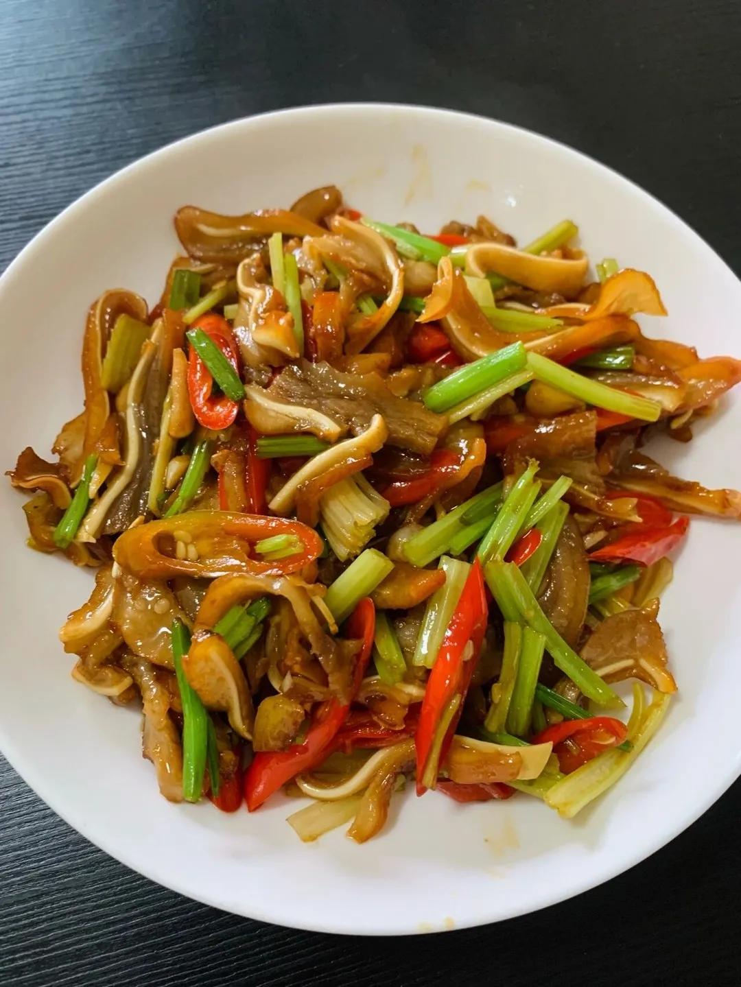 Stir-fried Pig Ears with Chili - iNEWS