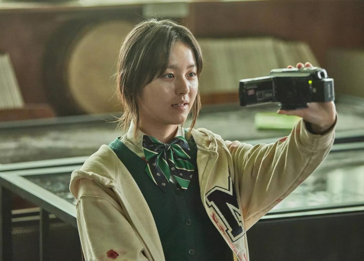 After the first episode of "Zombie Campus", why did everyone not resist ...