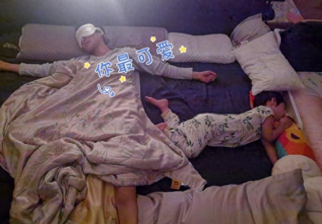 Zhang Xinyi and her son were sleeping with their arms and legs spread ...