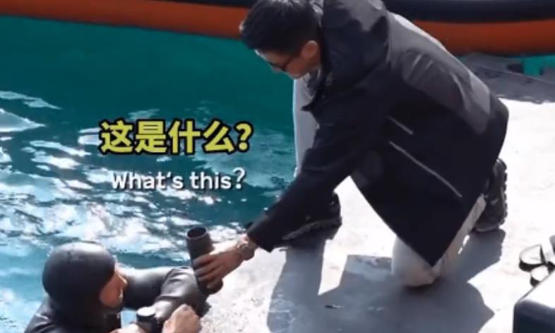 Wu Jing handed Jason Statham a glass of goji berry water during filming ...