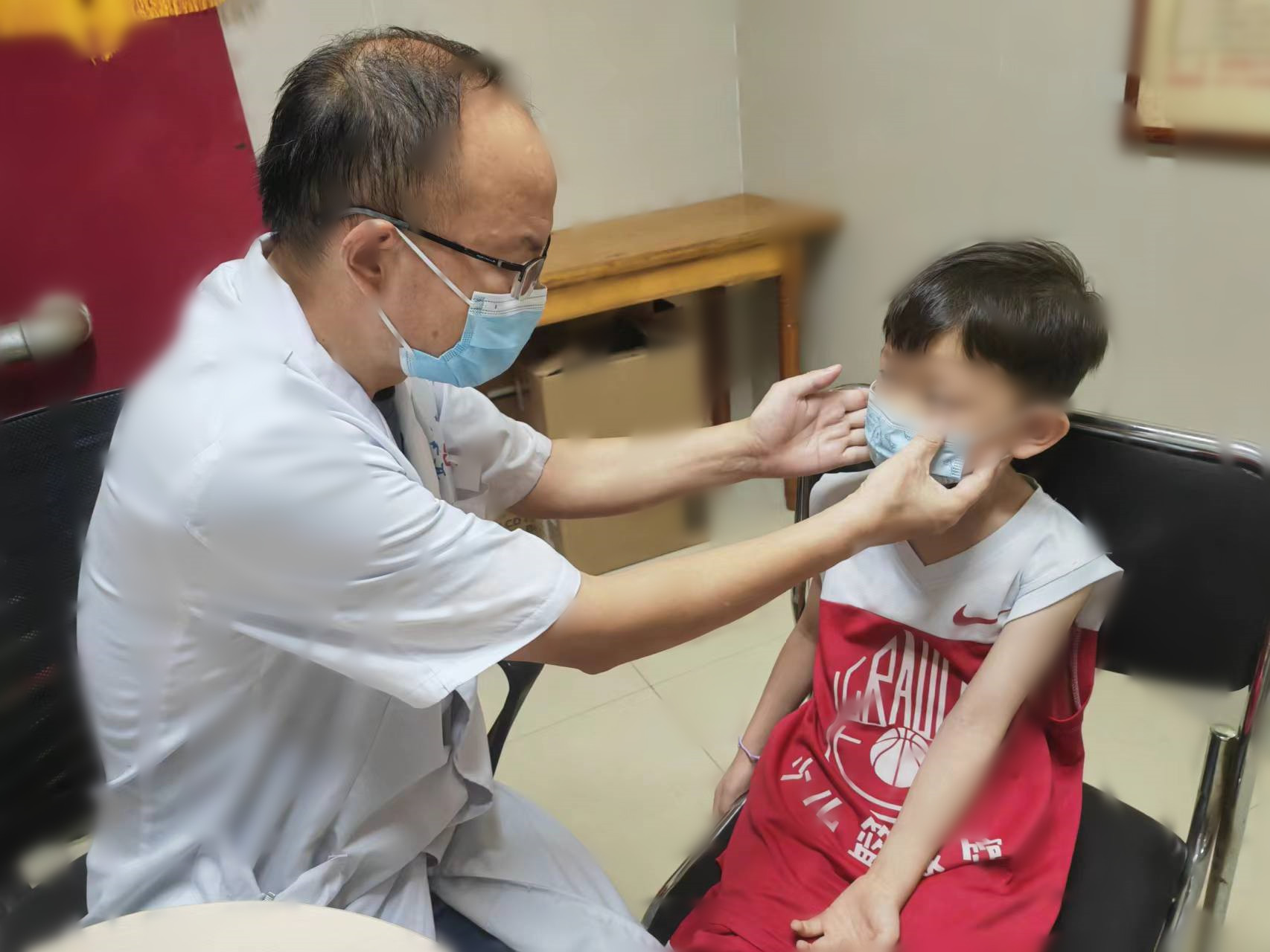 "Famous Doctor" Guo Yanmin: Every child is his "treasure" - iNEWS