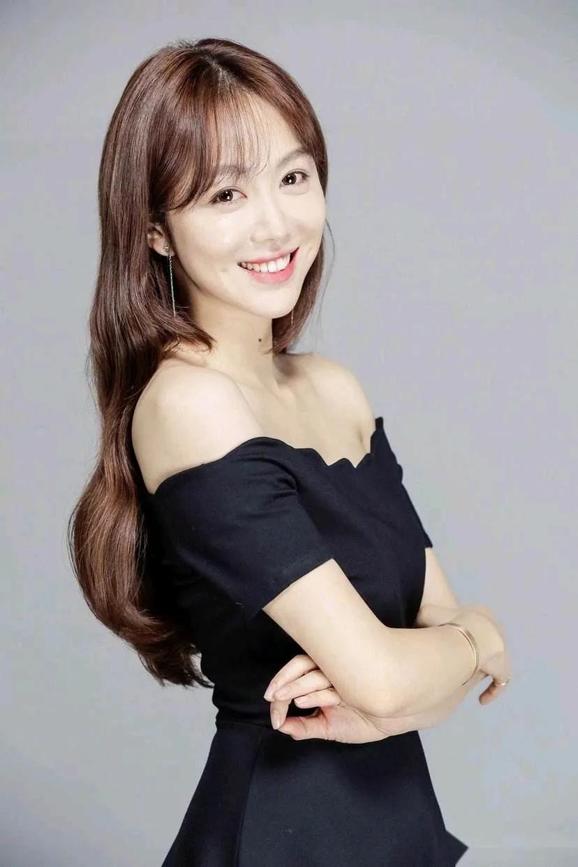 Jiang Yan: Snake waist, long legs, devil figure and beautiful cook ...