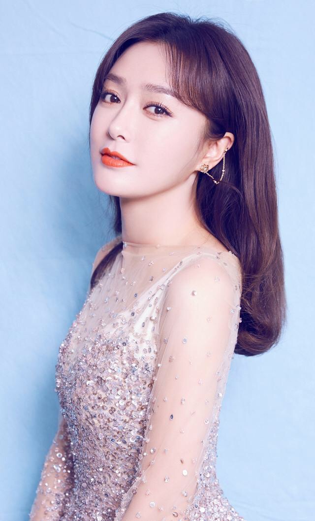 44-year-old Qin Lan and 9-year-old Wei Daxun go home hand in hand. Can ...