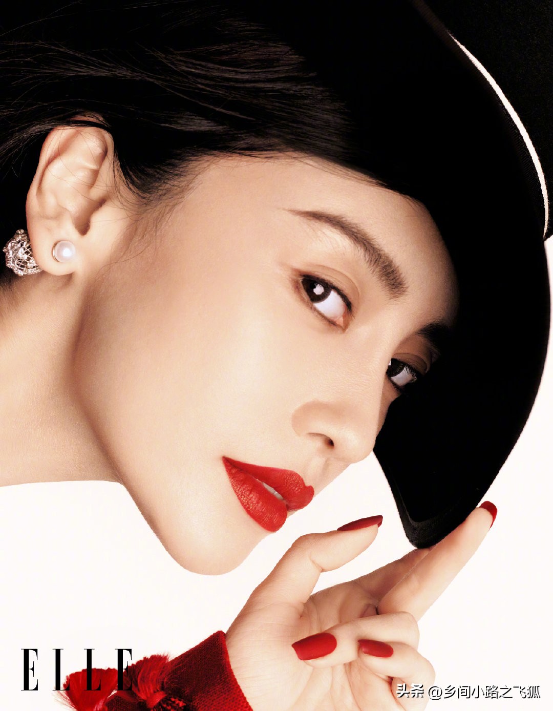 Angelababy's latest cover film is exposed, atmospheric black and red ...