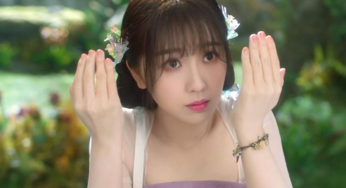 Glancing around, shaking your head?23-year-old Zhang Jingyi debuted ...