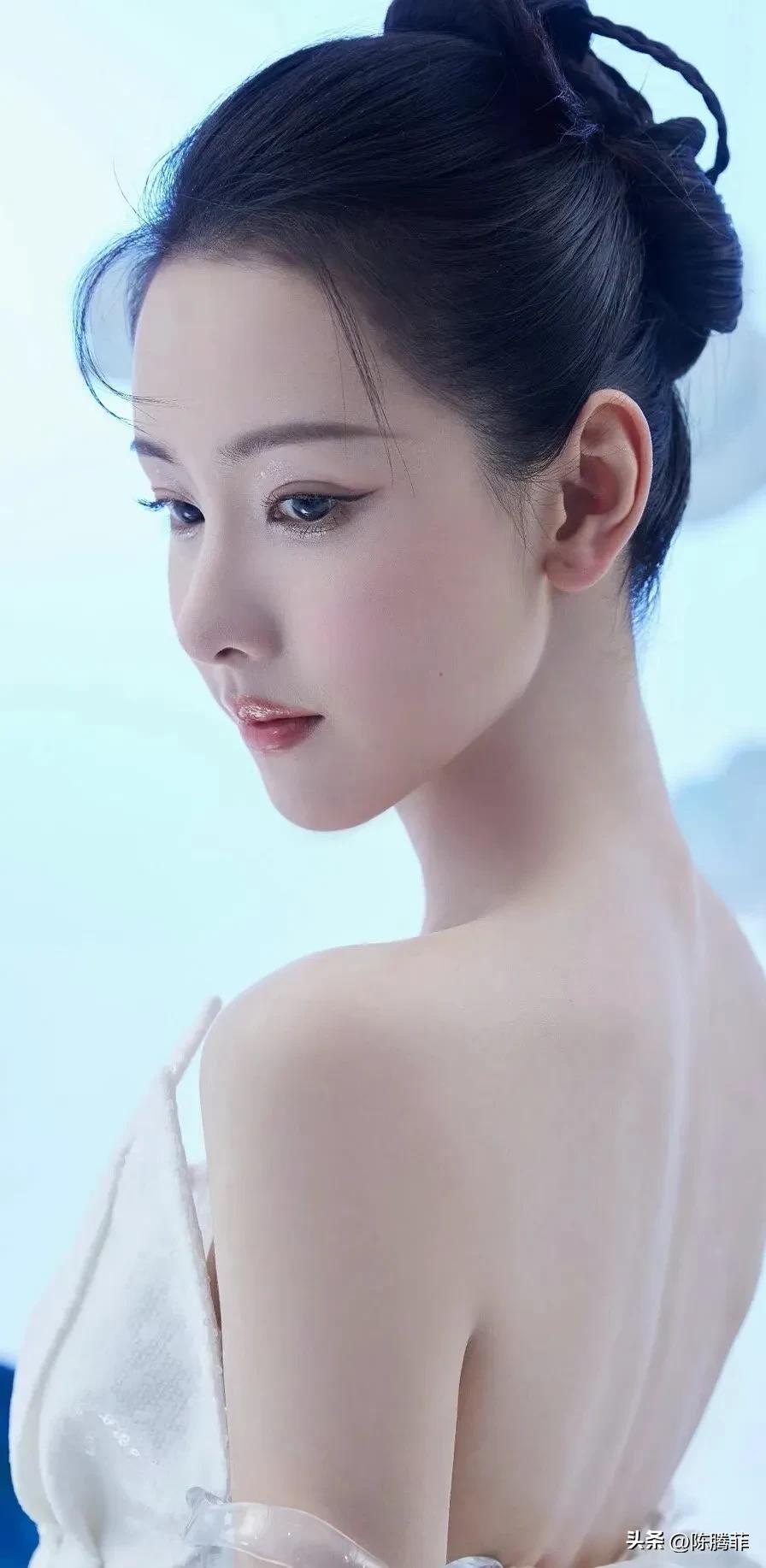 Chen Duling is slim and graceful, with icy muscles and bones, pure and ...