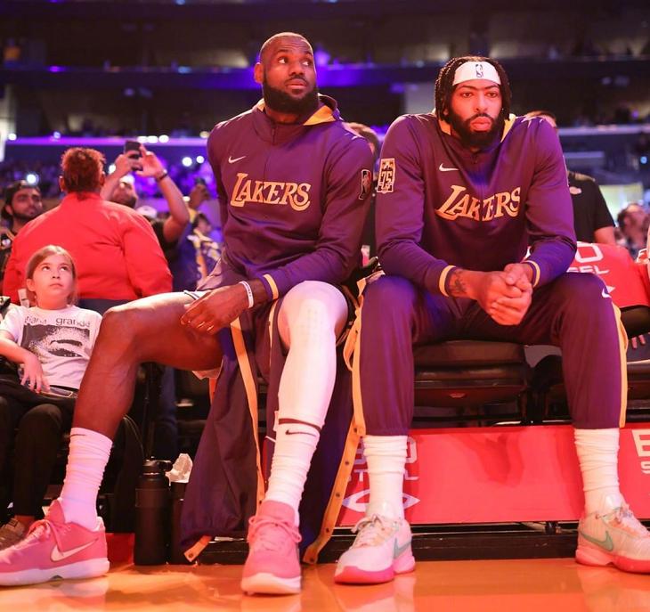 The Lakers management has an idea, take a family photo to motivate the ...
